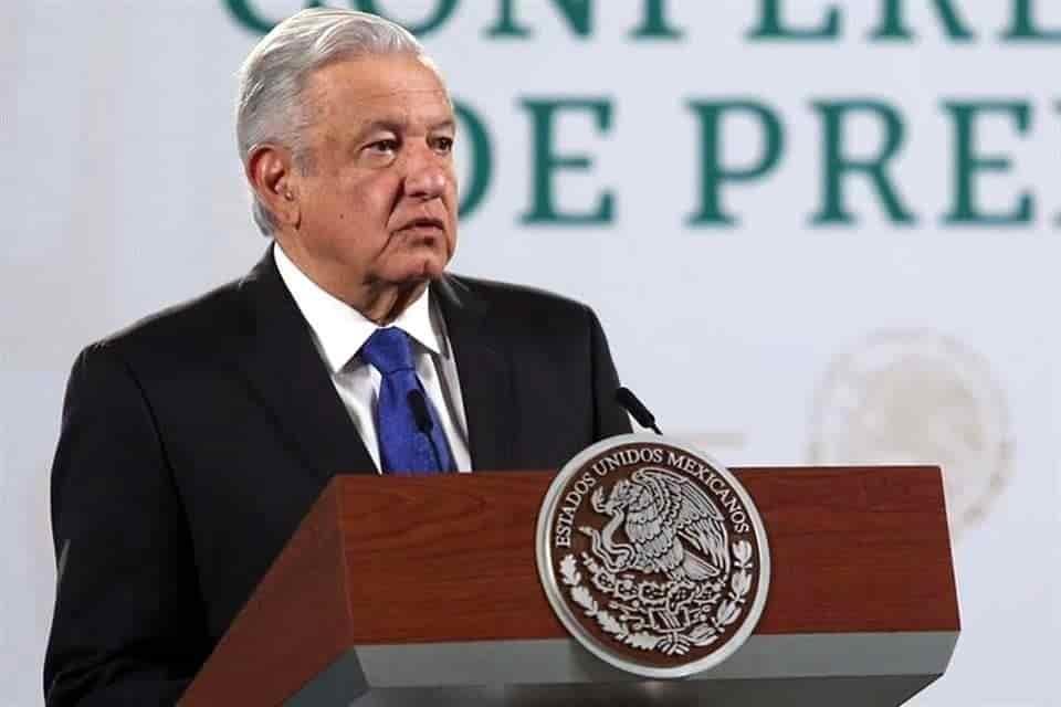 Presidente golpea de nuevo al INE