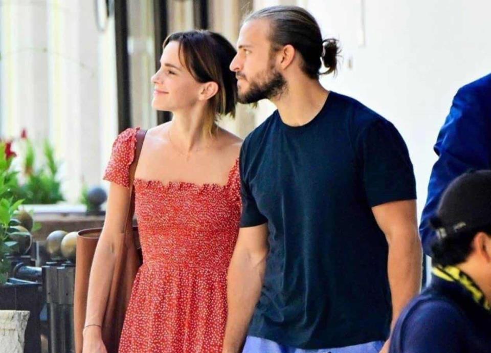 Captan a Emma Watson de la mano de un hombre