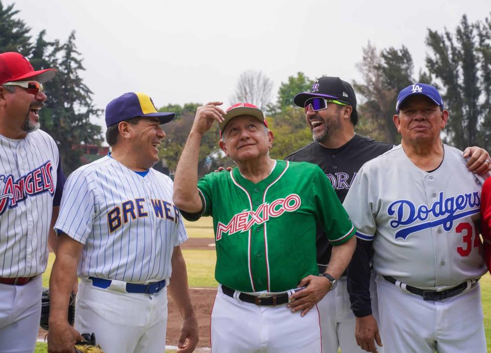 Con leyendas del beisbol, AMLO presume empate con el IMSS