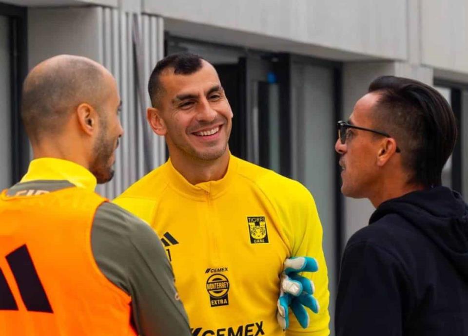 Convive Lucas Lobos durante entrenamiento de Tigres